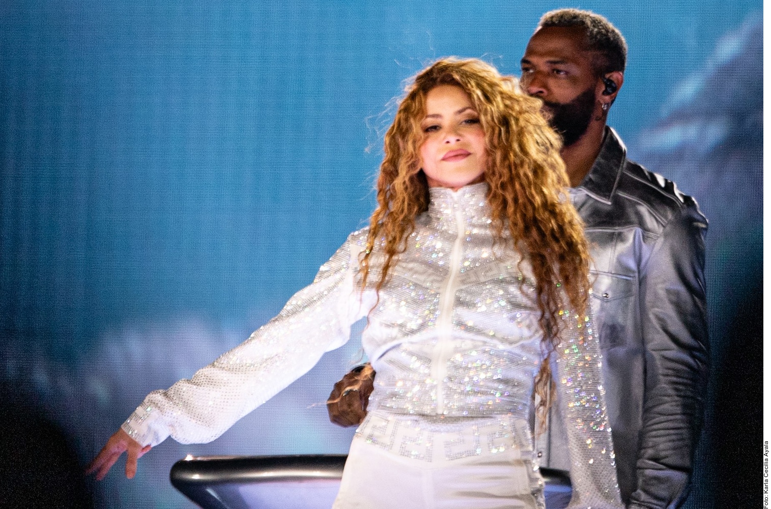 Sacude Shakira a 60 mil fans en CDMX con todo y mariachi - Luces del Siglo