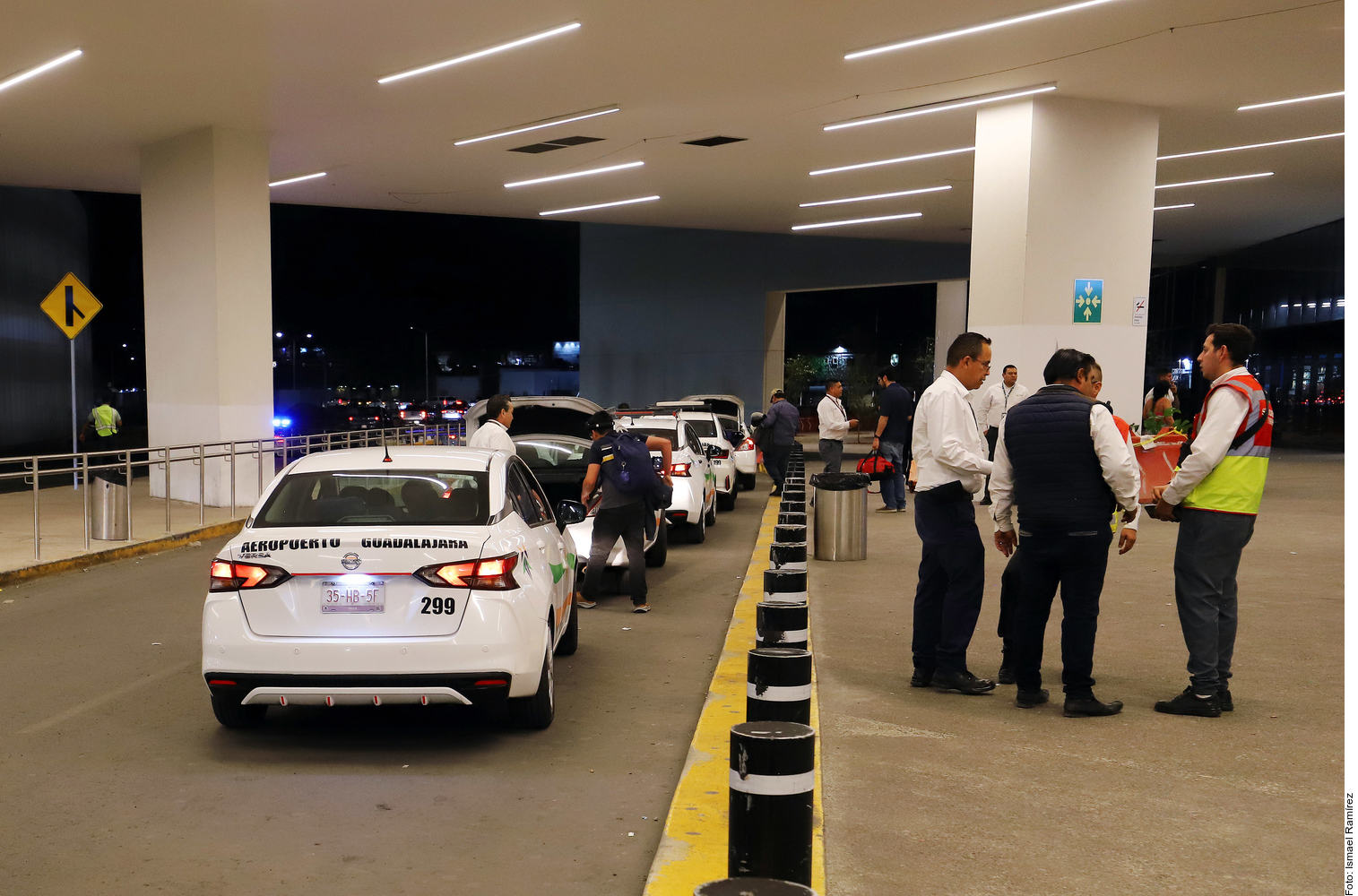 Caótico, tomar taxi en aeropuerto de Guadalajara - Luces del Siglo
