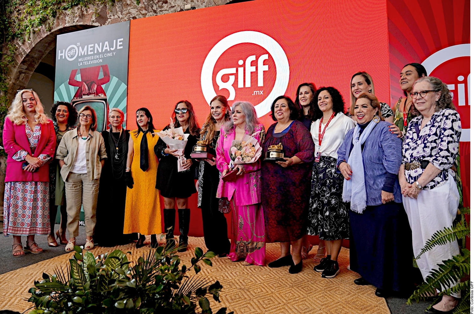 Honra Verónica Castro la lucha femenina - Luces del Siglo