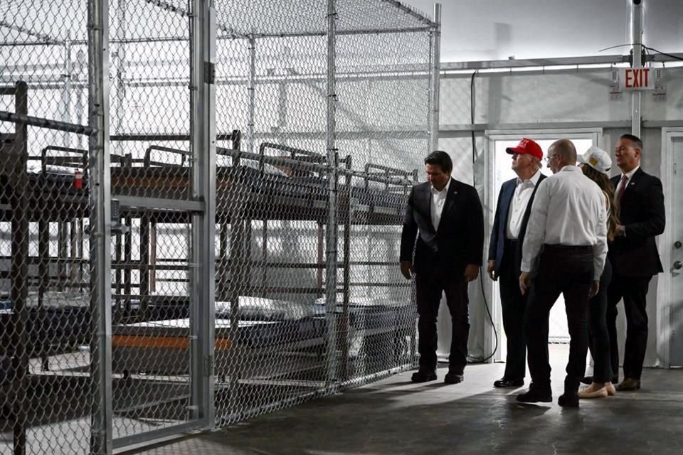 Trump visita centro para migrantes ‘Alcatraz Caimán’ - Luces del Siglo