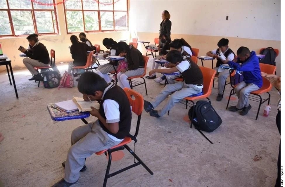 Promete Mario Delgado cero analfabetismo en 2026 - Luces del Siglo