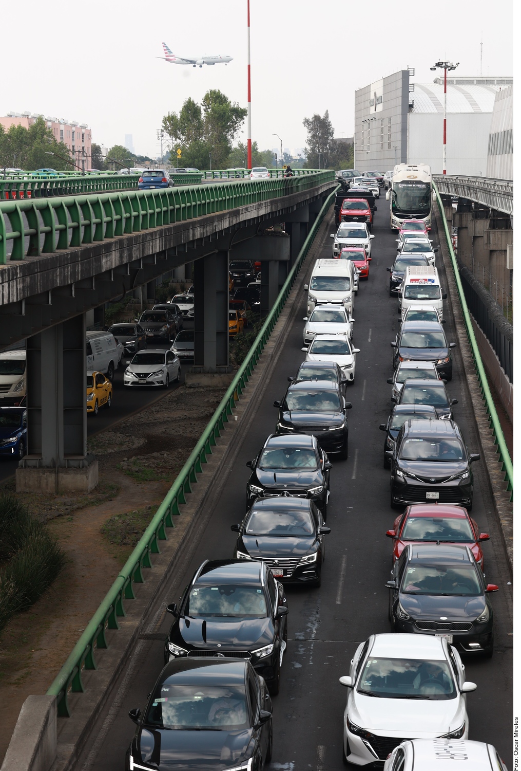 Obras atoran acceso a la Terminal 2 del AICM - Luces del Siglo