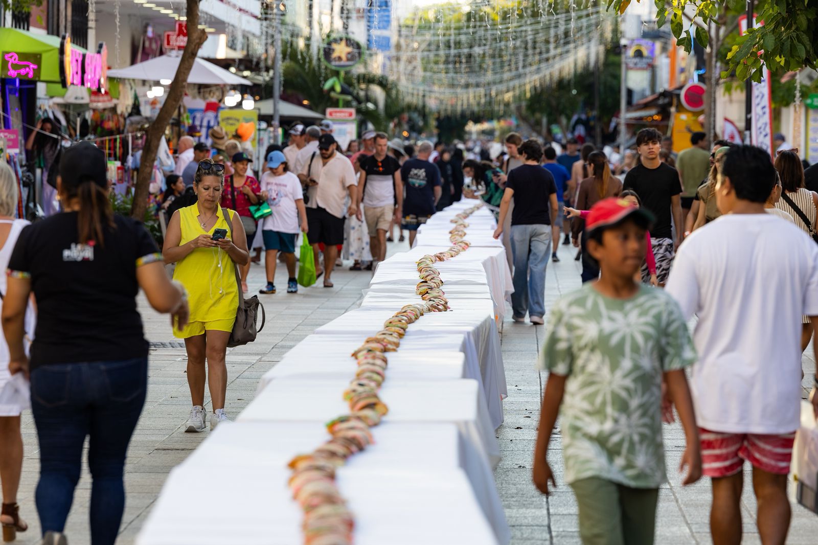 Festejan ‘Reyes’ con rosca monumental en Playa del Carmen - Luces del Siglo